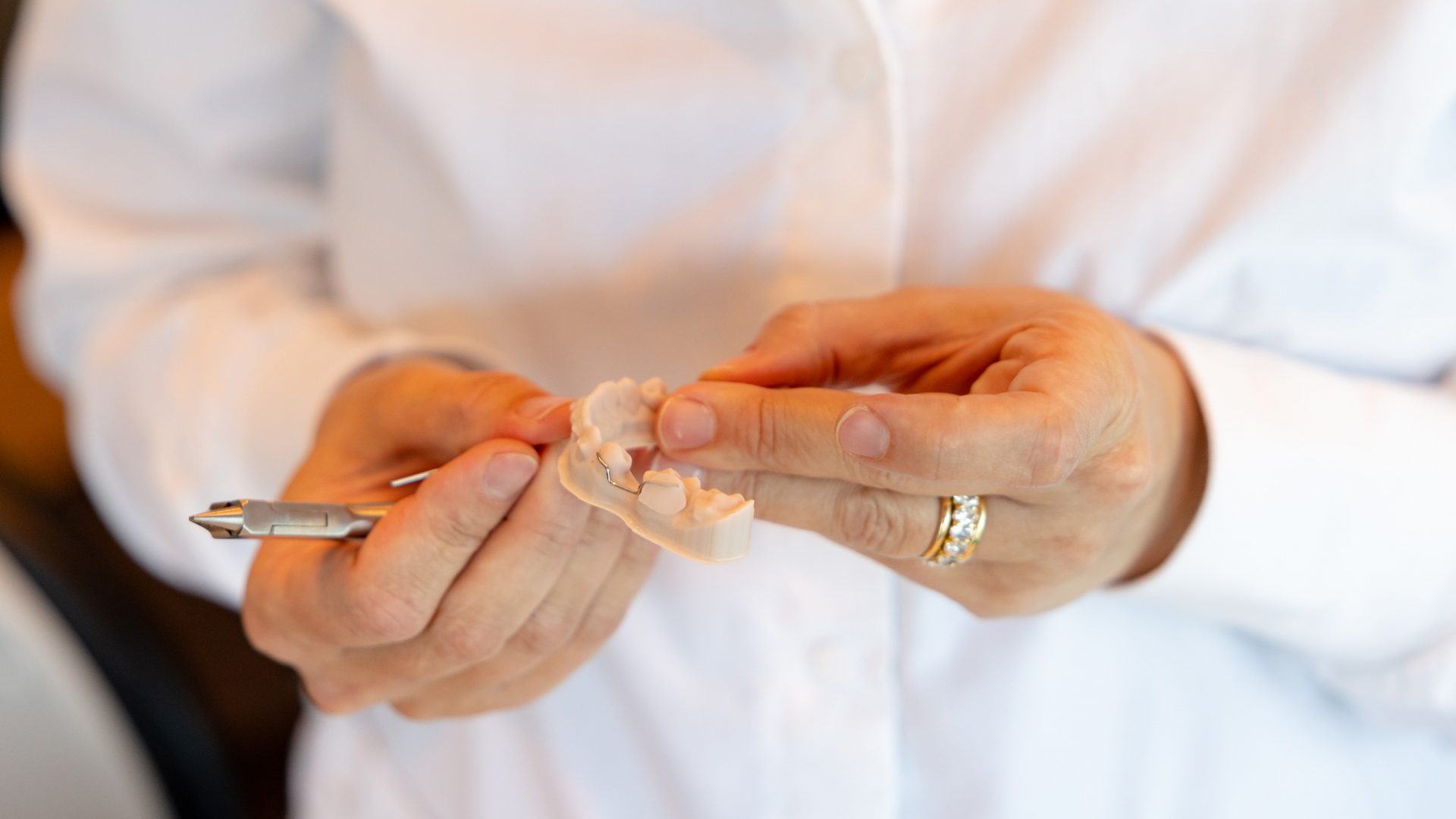 The Benefits of Wearing a Retainer - Lincoln Orthodontics